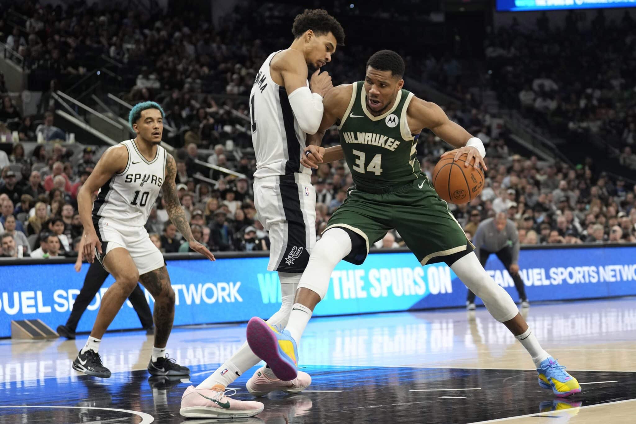Milwaukee Bucks Fans Fear The Worst After Giannis Antetokounmpo's ...