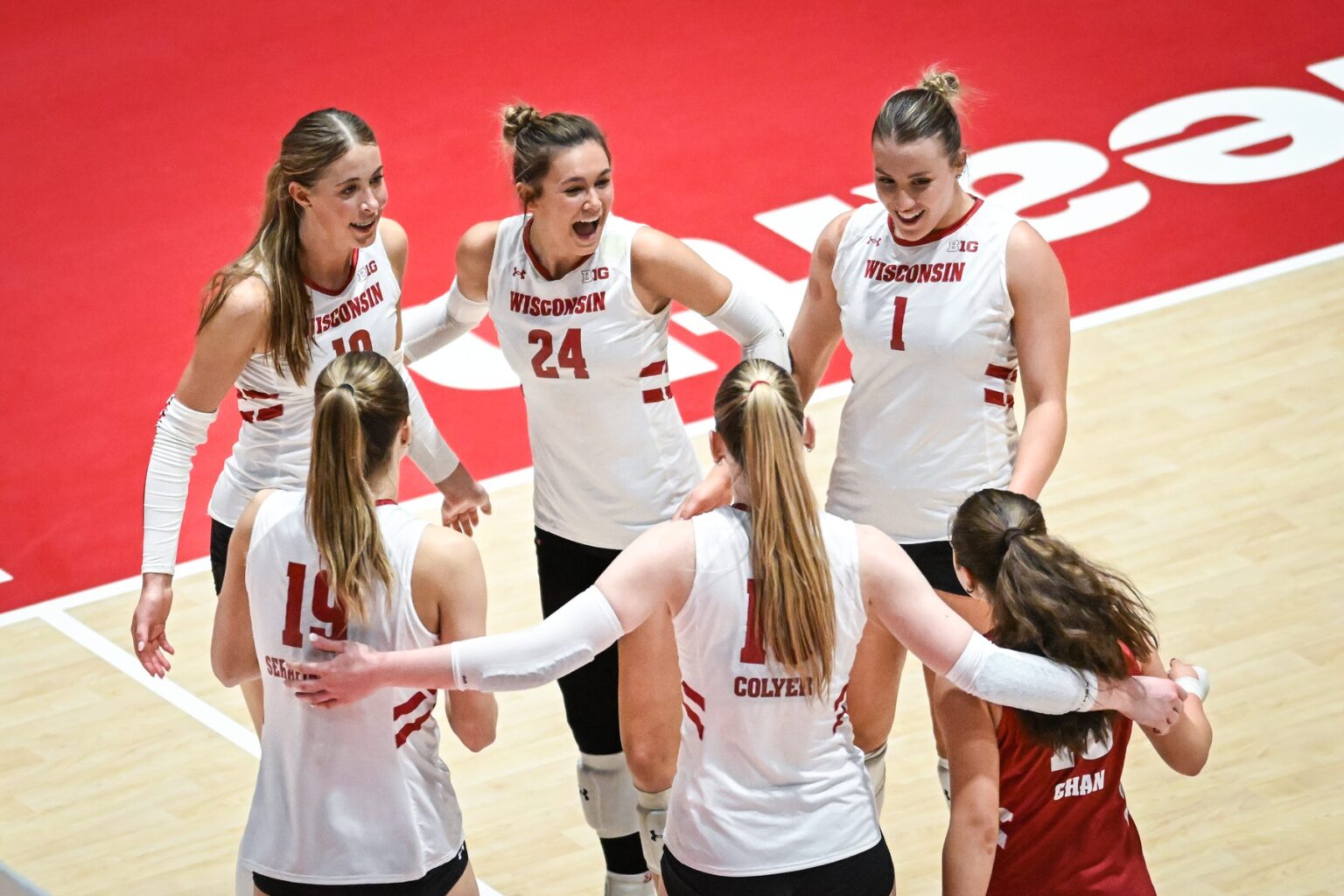New Look Wisconsin Badgers Volleyball Downs Kansas In 5