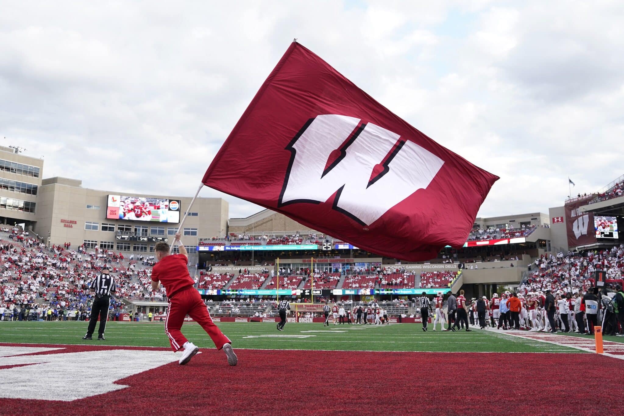 Wisconsin Badgers: The Story Behind The "Jump Around" Tradition 25 ...